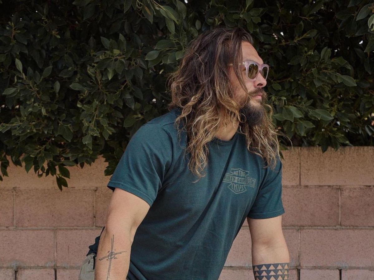 Jason Momoa luce irreconocible al raparse su larga cabellera